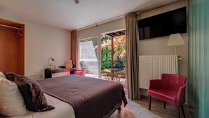 Quarto Duplo ou Twin Comfort, vista para o parque, no edifício anexo | Secretária, cortinas/cortinados opacos, ferro/tábua de engomar 