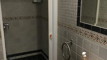 Quarto Triplo | Casa de banho | Um polibã, toalhas fornecidas