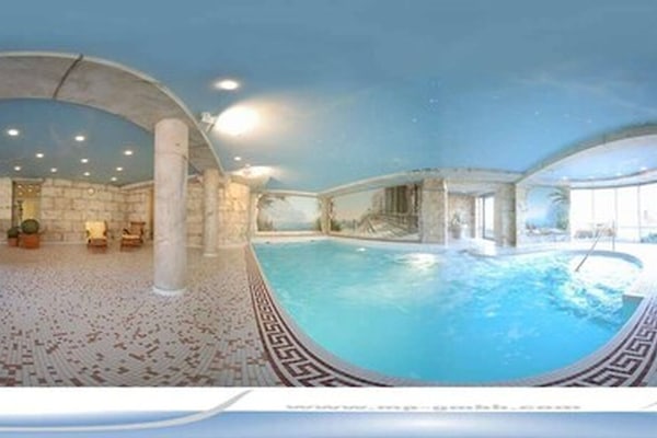Piscina interna, funciona das 7h às 22h, espreguiçadeiras