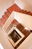 Uma escadaria com ladrilhos vermelhos e estrutura de moldura branca.