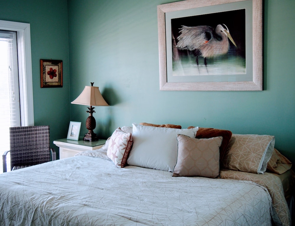 Great Center-island Location, Walk Everywhere! - Apalachicola, FL