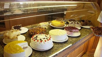 Almoços e jantares servidos, incluindo cozinha regional