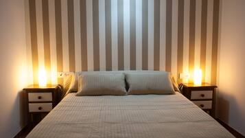 Secretária, cortinas/cortinados opacos, ferro/tábua de engomar