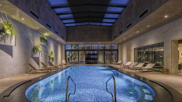 Piscina interna, funciona das 6h às 22h, espreguiçadeiras