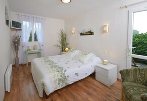 Quarto casal ou duplo (Brins d'Herbes) | Cortinas blackout, ferros/tábuas de passar roupa, Wi-Fi de cortesia