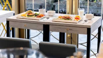 Pequeno-almoço tipo buffet diário (1980 JPY por pessoa)