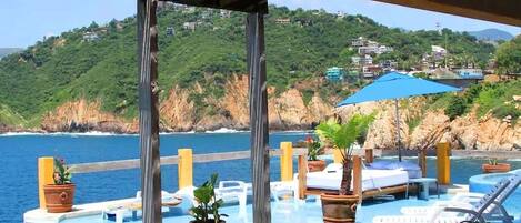 Terraço com espreguiçadeiras