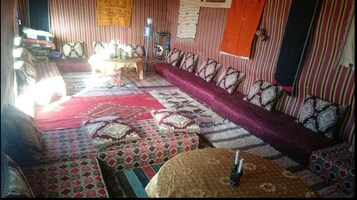 2 restaurantes, cozinha local e internacional 