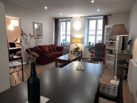 Apartamento clássico, 1 cama Queen, para não fumantes, banheiro privativo | Área de estar | TV de tela plana