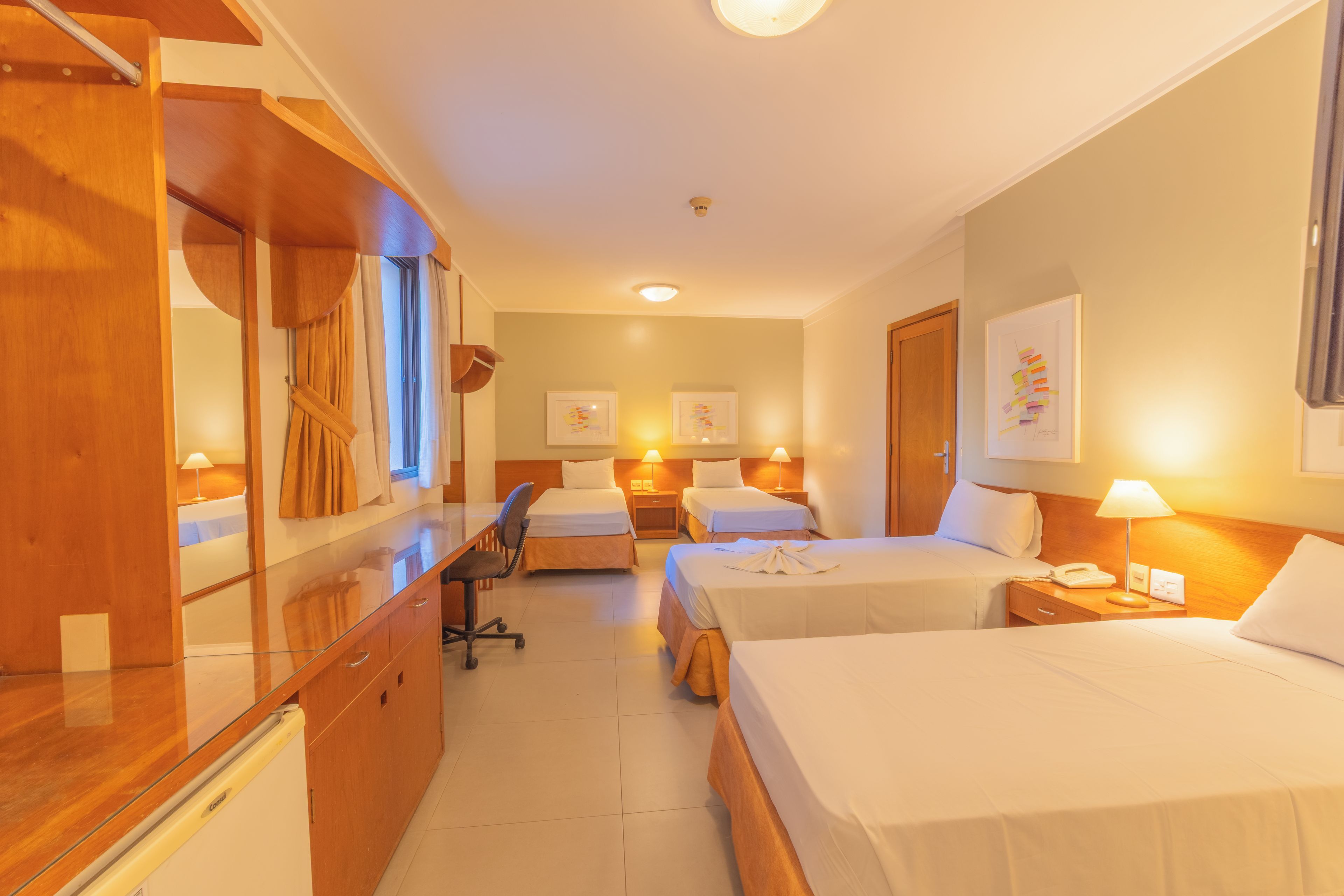 Standard Quádruplo Solteiro | Minibar, secretária, cortinas/cortinados opacos, Wi-fi grátis 