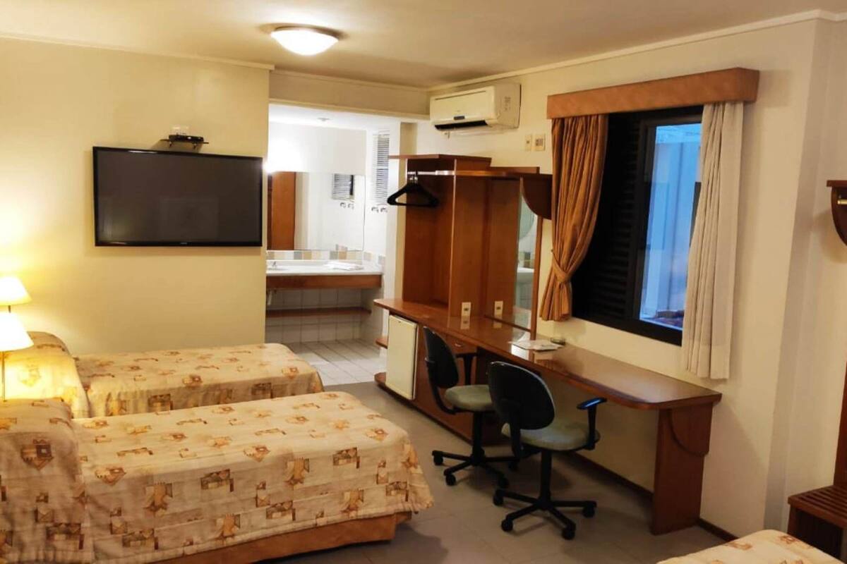 Quarto Triplo | Minibar, secretária, cortinas/cortinados opacos, Wi-fi grátis 