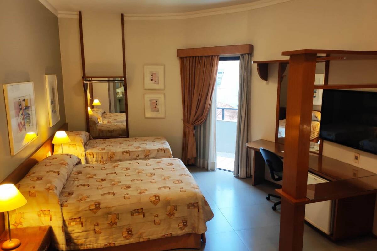 Quarto Triplo Comfort | Minibar, secretária, cortinas/cortinados opacos, Wi-fi grátis 