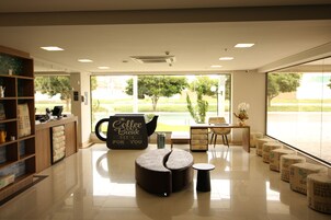 Área de estar no saguão