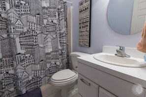 Loft Cidade, 2 quartos, lareira | Casa de banho | Uma combinação polibã/banheira, artigos de higiene pessoal grátis 
