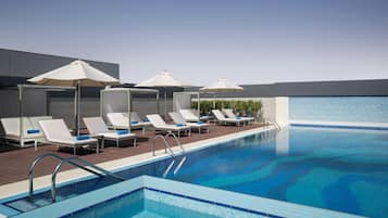 Piscina externa, funciona das 9h às 18h, espreguiçadeiras
