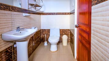 Quarto quádruplo standard | Banheiro | Chuveiro, chuveiro com efeito de chuva, toalhas de banho, sabonete