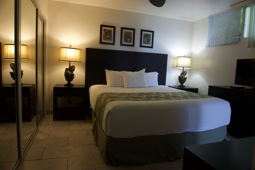 Direct Oceanfront Waikiki! Parking At Waikiki Shore Included! - Fort DeRussy Beach Park