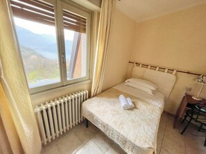 Quarto solteiro standard, vista para o lago | Escrivaninha, Wi-Fi de cortesia, roupa de cama