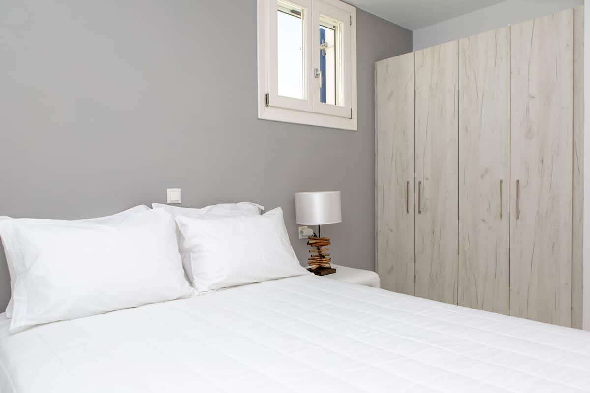 Vila, vista para o mar (Villa Kitron) | Cofres nos quartos, individualmente decorados