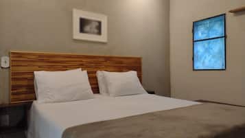 Chalé superior, 1 cama Queen | Frigobar, ferros/tábuas de passar roupa, roupa de cama