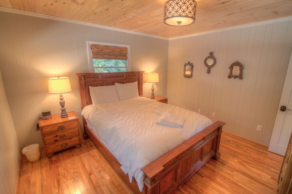 Charming Cottage With Great Views - North Carolina