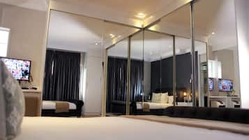 Quarto de Luxo | Minibar, cofre no quarto, secretária, ferro/tábua de engomar