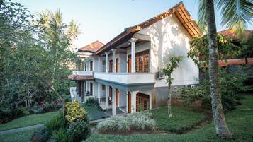 Quarto básico, 1 cama Queen, vista para o jardim | Vista do quarto