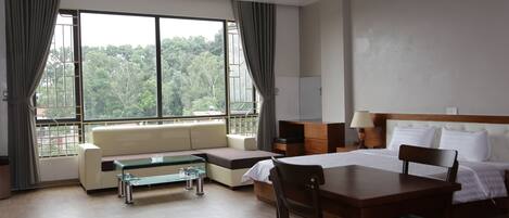 Suite-Estúdio Empresarial, 1 cama king-size, cozinha, vista para a colina | Sala de estar | TV de ecrã plano