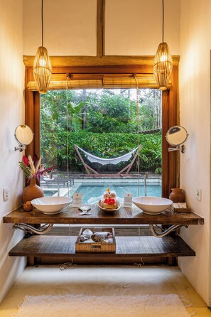 Bungalow Premium, piscina privativa, junto ao jardim | Casa de banho | Um polibã, artigos de higiene pessoal grátis, um secador de cabelo 