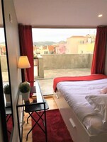 Quarto Duplo Panorâmico, 1 cama queen-size, terraço | Cortinas/cortinados opacos, ferro/tábua de engomar, Wi-fi grátis 
