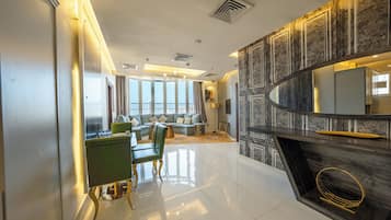 Suíte real, 2 quartos | Área de estar | TV de tela plana 43 polegadas com canais a cabo, TV