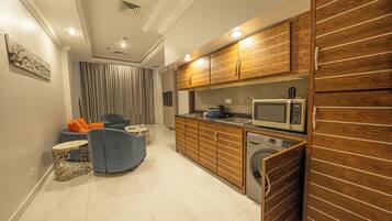 Apartamento Deluxe, 2 quartos | Cozinha privada | Um frigorífico, um micro-ondas, um forno, utensílios de cozinha