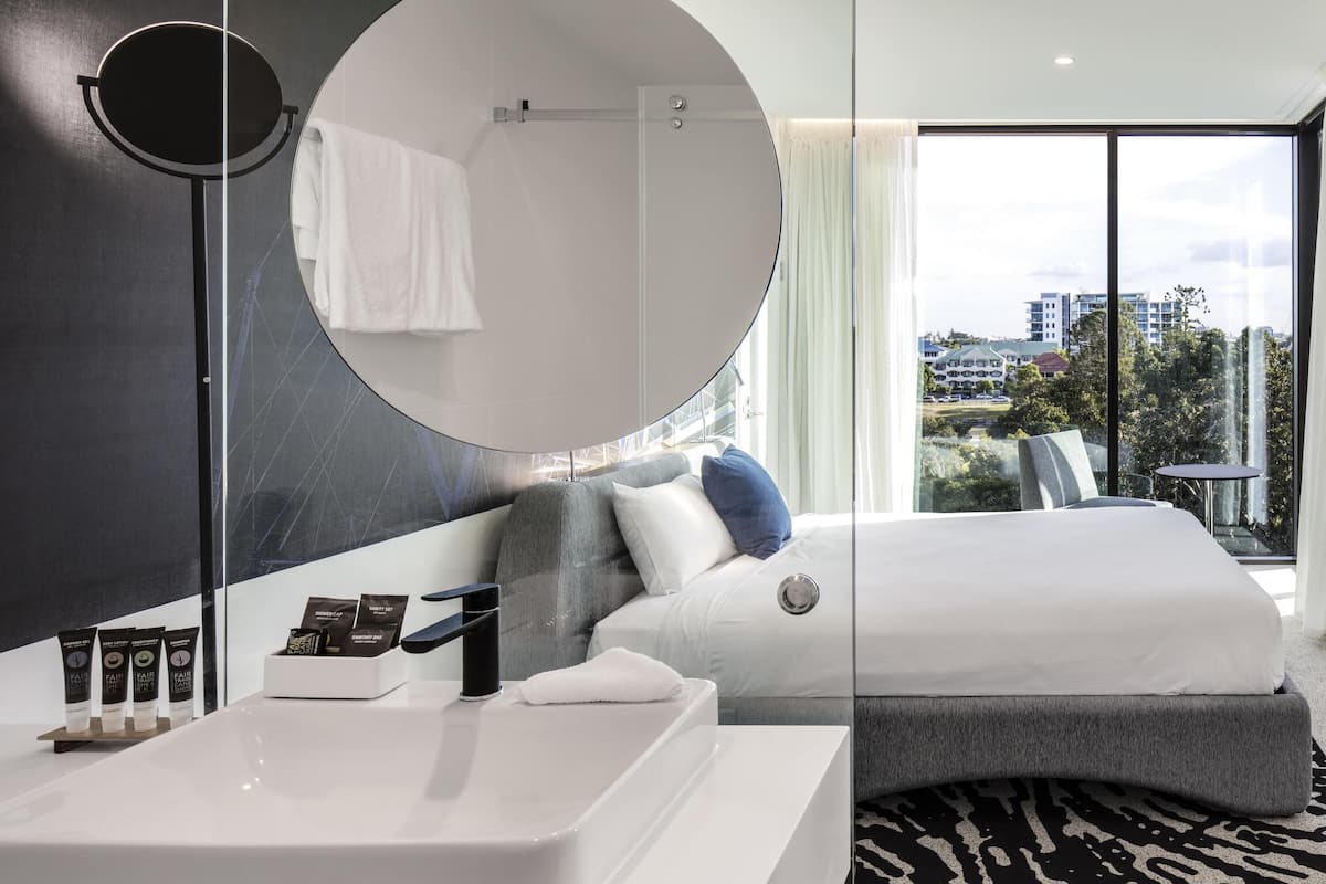 Roupas de cama antialérgicas, frigobar, cofres nos quartos, escrivaninha