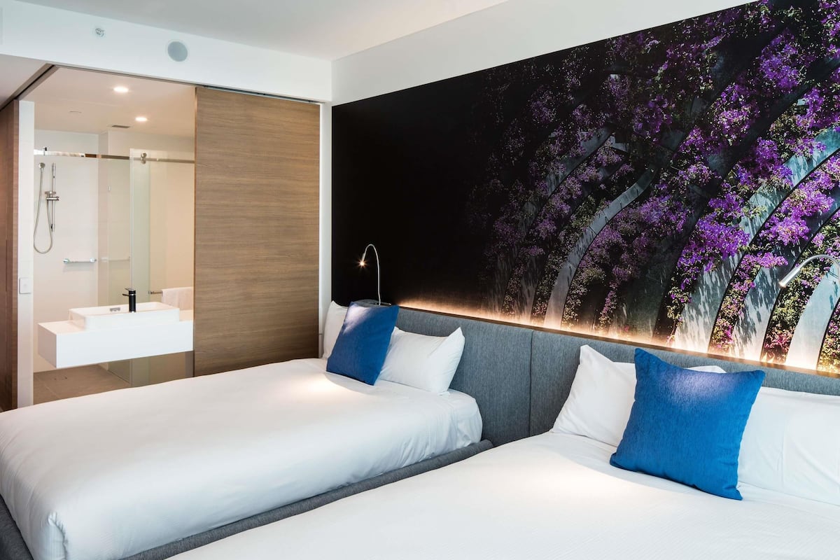 Quarto casal premier, acesso à piscina | Roupas de cama antialérgicas, frigobar, cofres nos quartos, escrivaninha