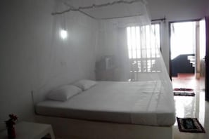 Quarto casal luxo, para fumantes, vista para a praia | 3 quartos, roupas de cama premium, cofres nos quartos, escrivaninha
