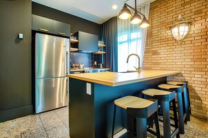Apartamento Familiar | Cozinha privada | Um frigorífico/congelador grande, um micro-ondas, um forno 