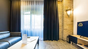 Apartamento, 1 quarto (G102) | Sala de estar | Televisor de ecrã plano de 45 polegadas com canais por cabo, televisor