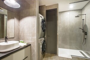 Apartamento, 1 quarto (G103) | Casa de banho | Um polibã, um chuveiro fixo, um secador de cabelo, toalhas fornecidas