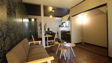 Casa de Férias Tradicional, várias camas, cozinha | Sala de estar | TV de ecrã plano