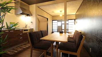 Casa de Férias Tradicional, várias camas, cozinha | Cozinha privada | Um frigorífico, um micro-ondas, uma placa de cozinha