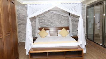 Quarto casal executivo, 1 cama Queen | Cofres nos quartos, individualmente decorados