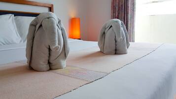 Quarto superior | Cofres nos quartos, escrivaninha, Wi-Fi de cortesia, roupa de cama