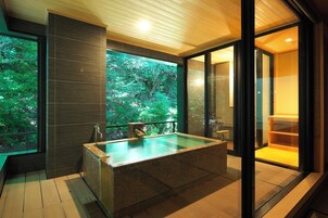 Quarto superluxo | Banheiro | Banheiras de fontes termais, produtos de toalete grátis