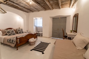 Quarto Familiar | Minibar, Wi-fi grátis, roupa de cama fornecida