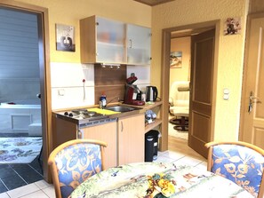 Suíte família | Cozinha americana privada | Geladeira, micro-ondas, fogão, cooktop