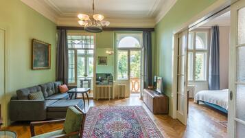 Apartamento Design, 1 quarto, varanda, vista para o rio | Sala de estar | TV de ecrã plano