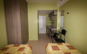 Estúdio standard | Escrivaninha, camas extras/dobráveis, roupa de cama