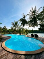 Piscina exterior, espreguiçadeiras