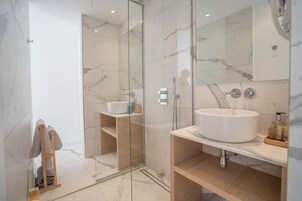 Quarto casal (Privilege) | Banheiro | Secador de cabelo, chinelos, toalhas de banho 
