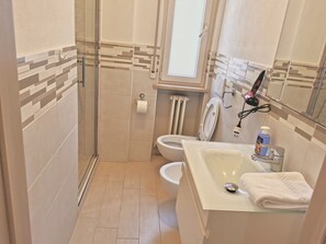 Quarto Duplo (Private External Bathroom) | Casa de banho | Um polibã, artigos de higiene pessoal grátis, um secador de cabelo 